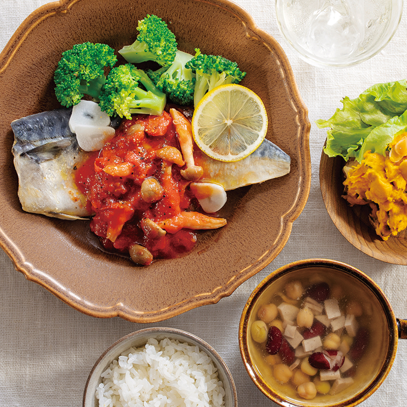 ガーリックゆで塩さばときのこのトマトソース、『サラダデリ・かぼちゃサラダ』、ハムと豆のスープ（3人分）｜だいどこログ[生協パルシステムのレシピサイト]